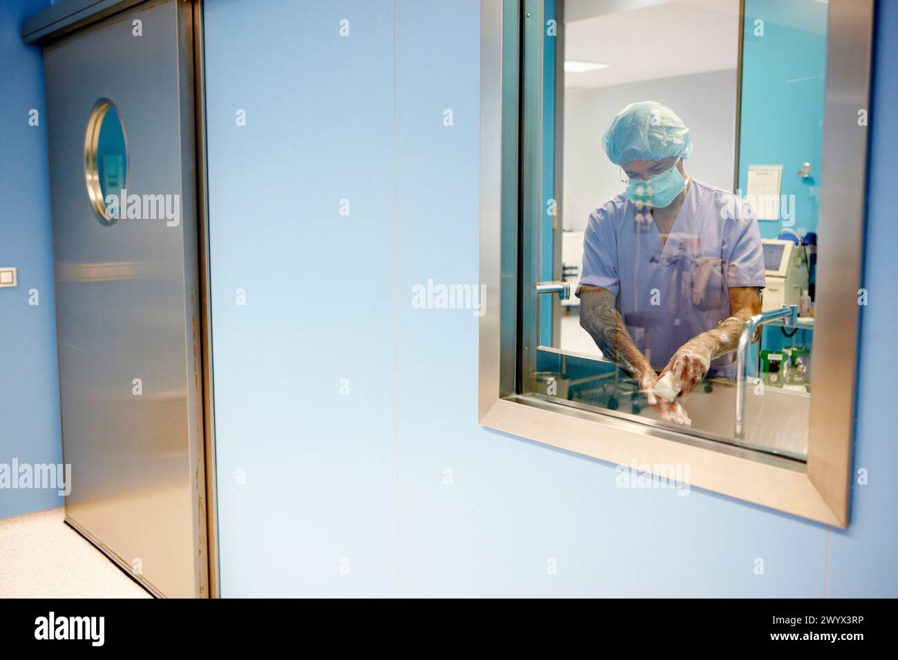 Hospital theatre door hi-res stock photography and images - Alamy
