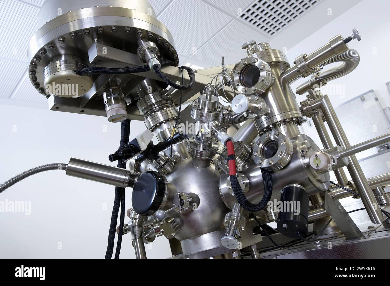 Auger Electron Spectroscopy, AES, VG Scientific ESCAlab 200D Surface ...