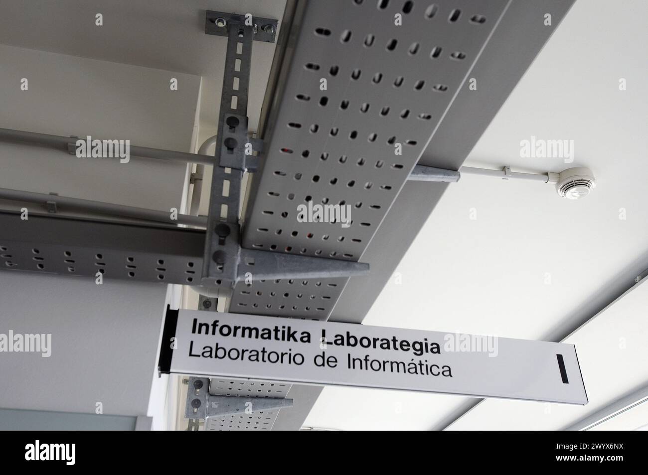 Fire prevention device, sign and network cables. Escuela Universitaria ...