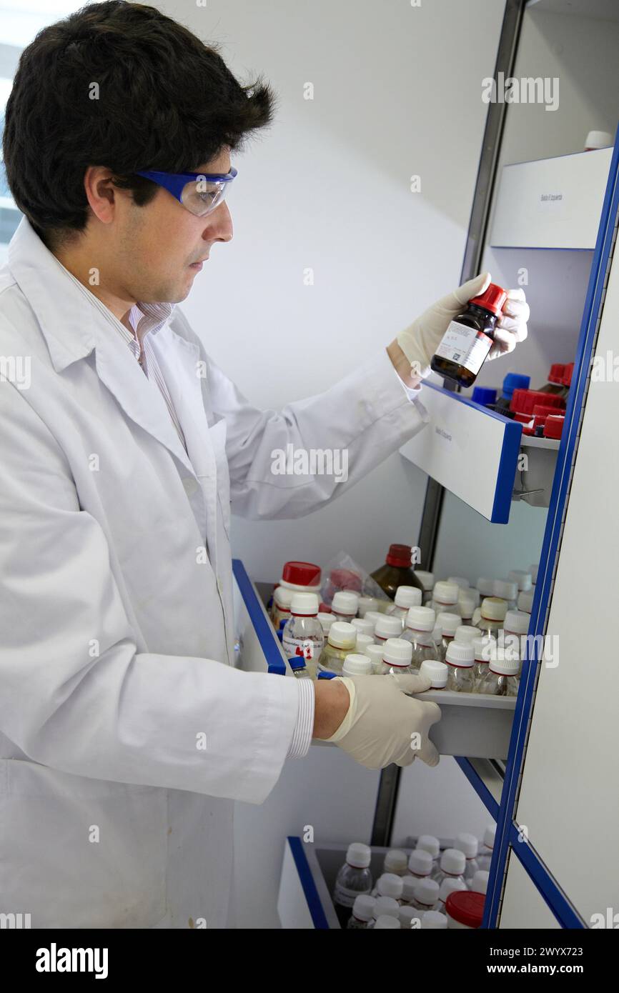 Reagent synthesis hi-res stock photography and images - Alamy