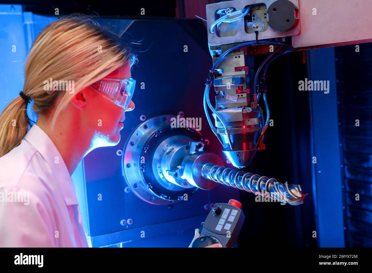 Hybrid laser machine tool for additive manufacturing. Researcher ...