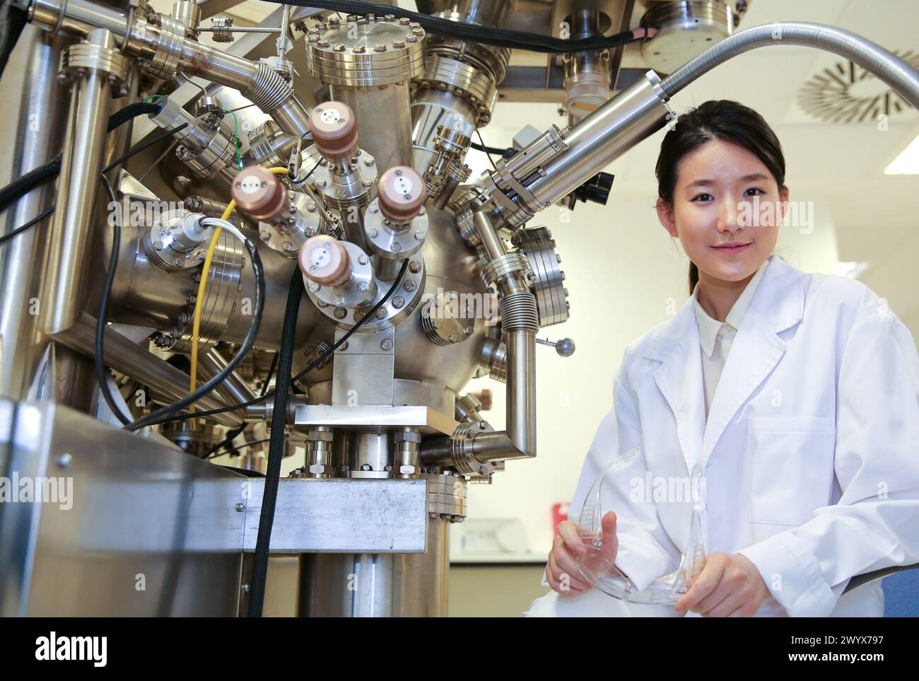 Auger electron spectroscopy hi-res stock photography and images - Alamy