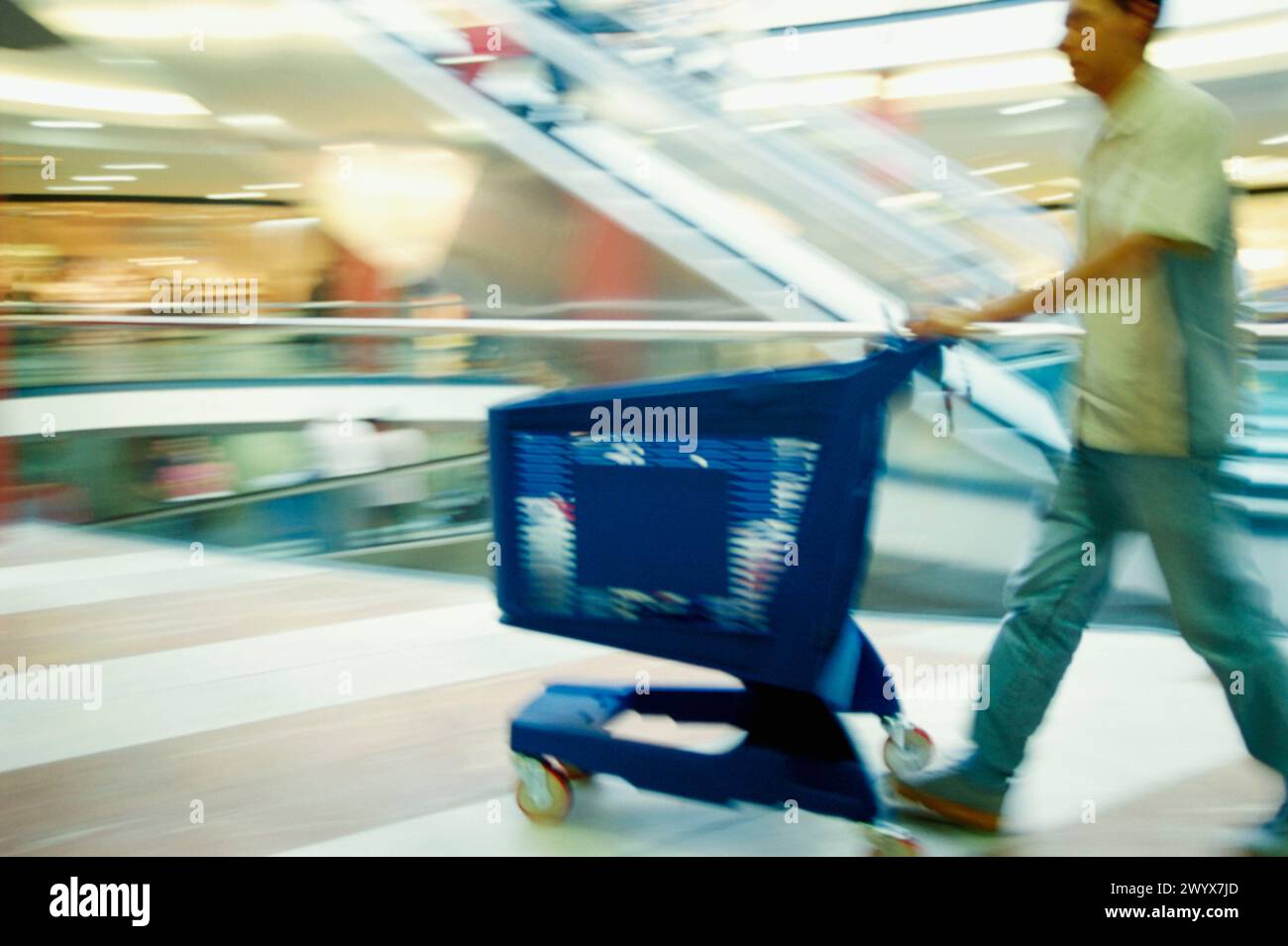 Moving shopping carts hi-res stock photography and images - Alamy