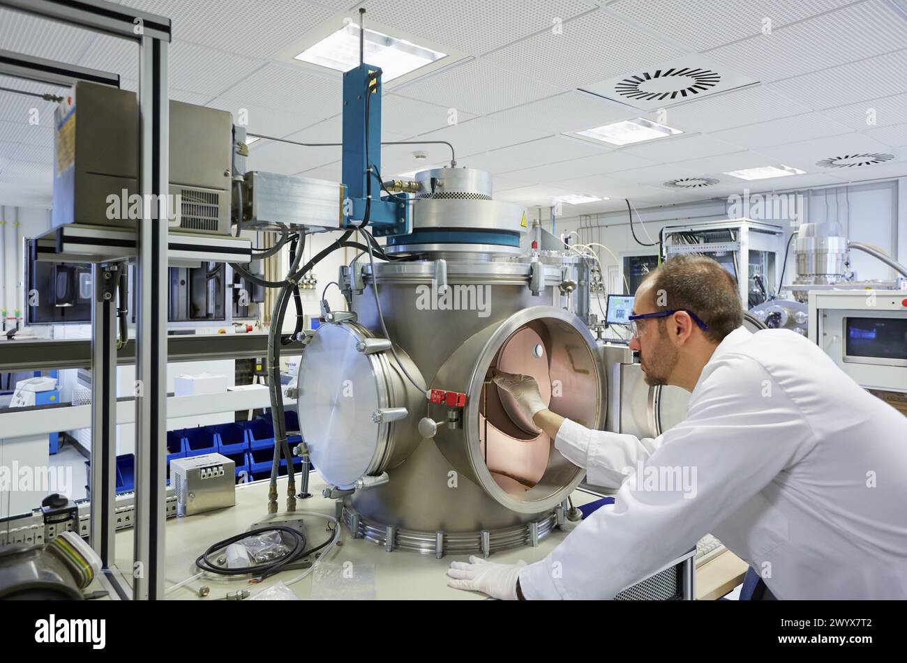 Vacuum chamber microwave plasma hi-res stock photography and images - Alamy