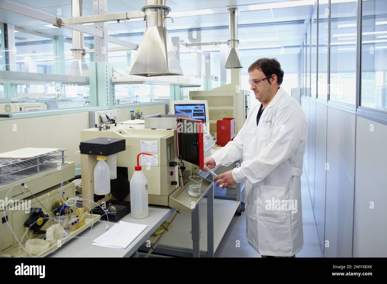 Absorption spectroscopy hi-res stock photography and images - Alamy