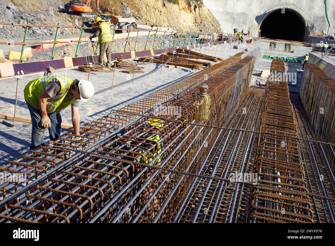 Workers install rebar construction setting hi-res stock photography and ...
