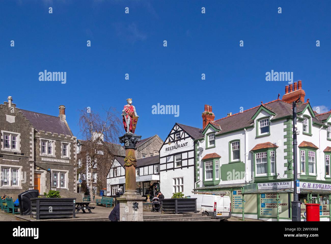 Statue of Prince LLewelyn the Great, houses, Lancaster Square, Conwy ...