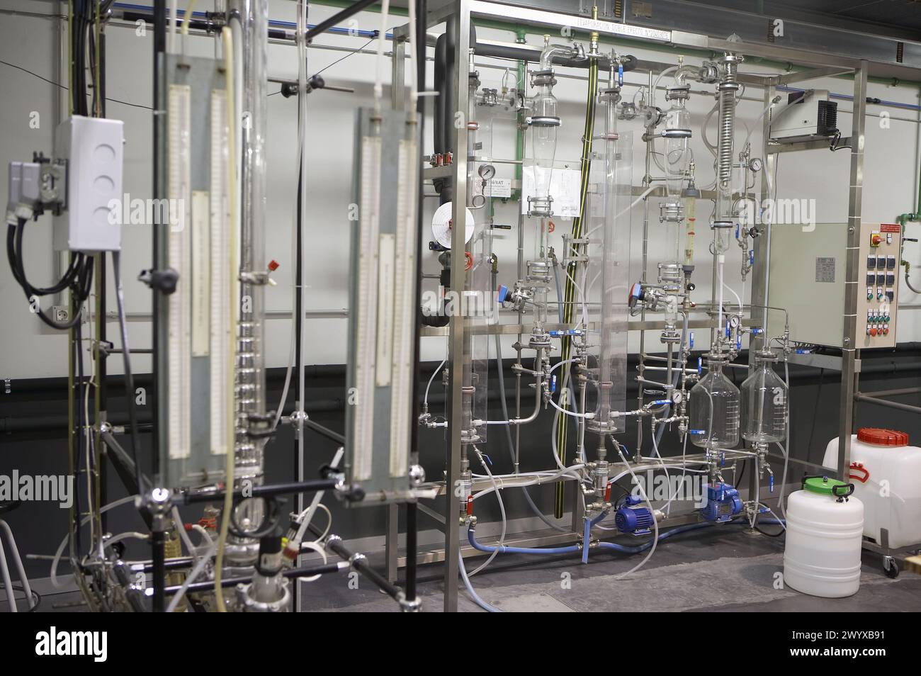 Distillation chemistry hi-res stock photography and images - Alamy