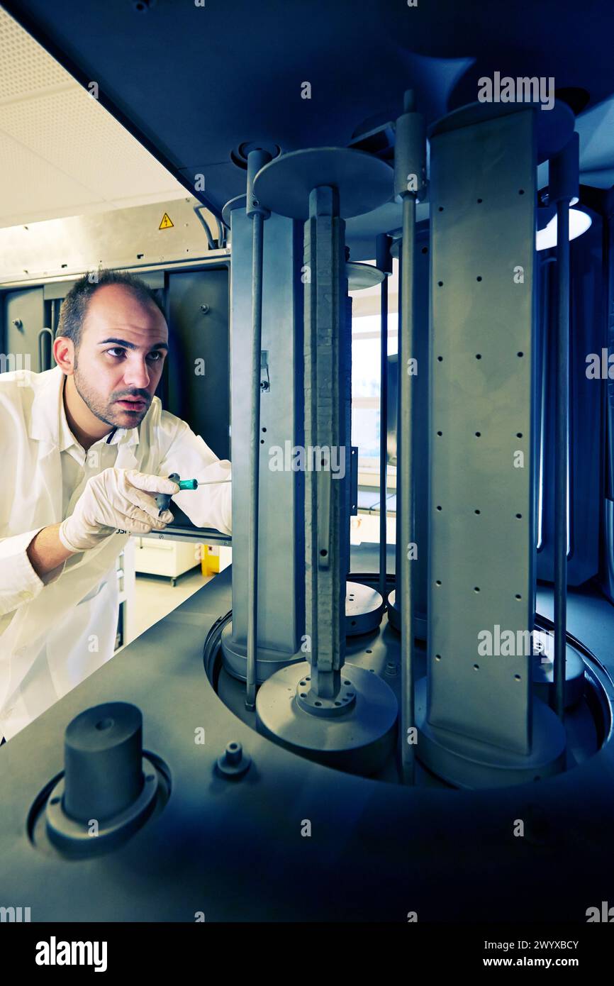 Vacuum chamber for physical vapour deposition coatings. Laboratory ...