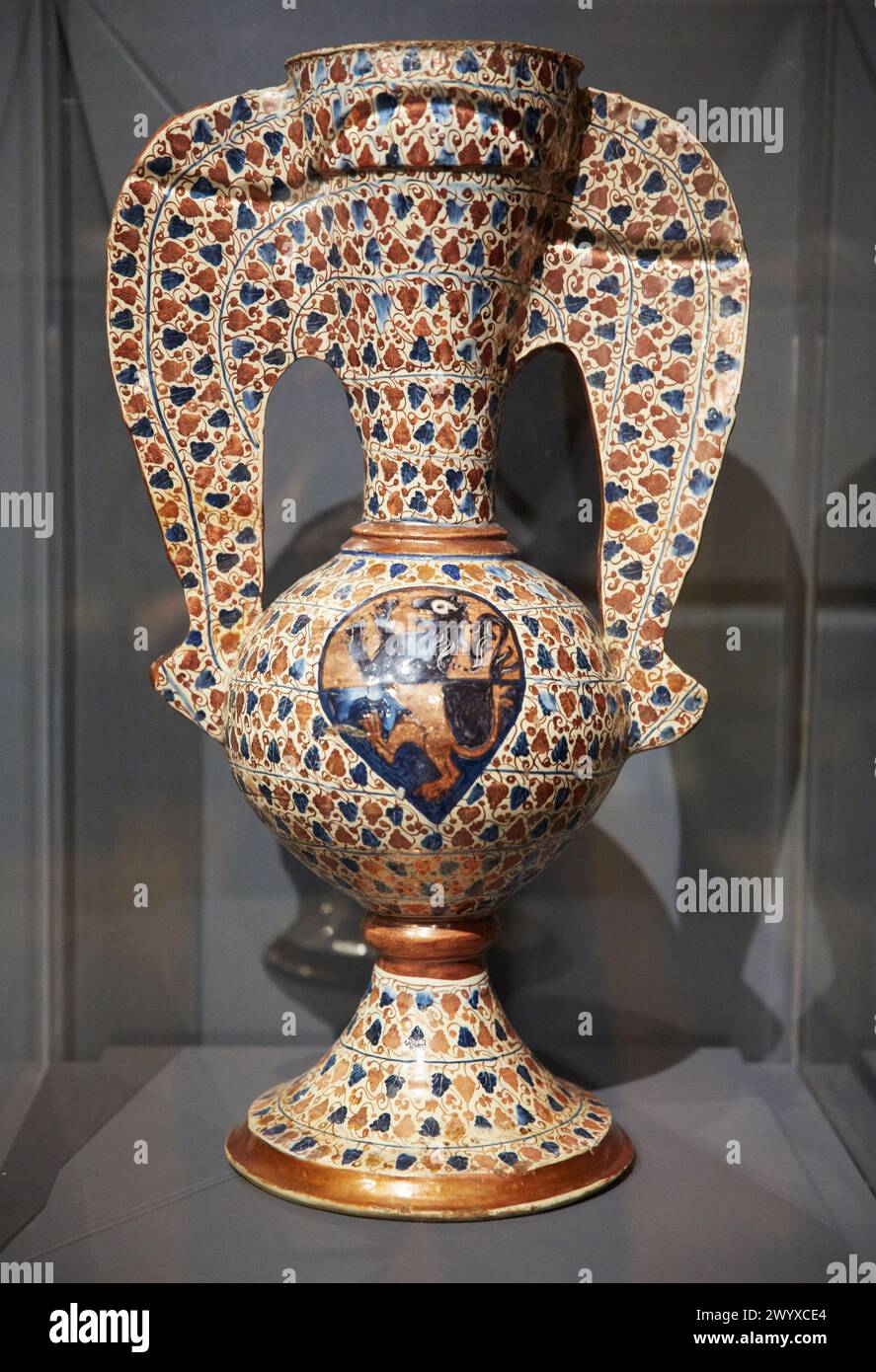 Vase à décor héraldique. Manises. 1465. Musee du Moyen-Age Middle Ages ...