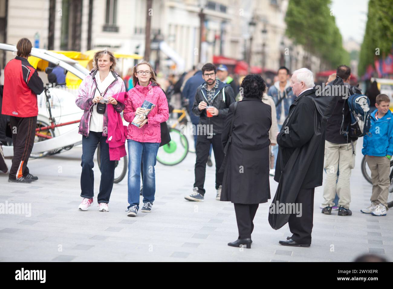 Parisian people hi-res stock photography and images - Alamy