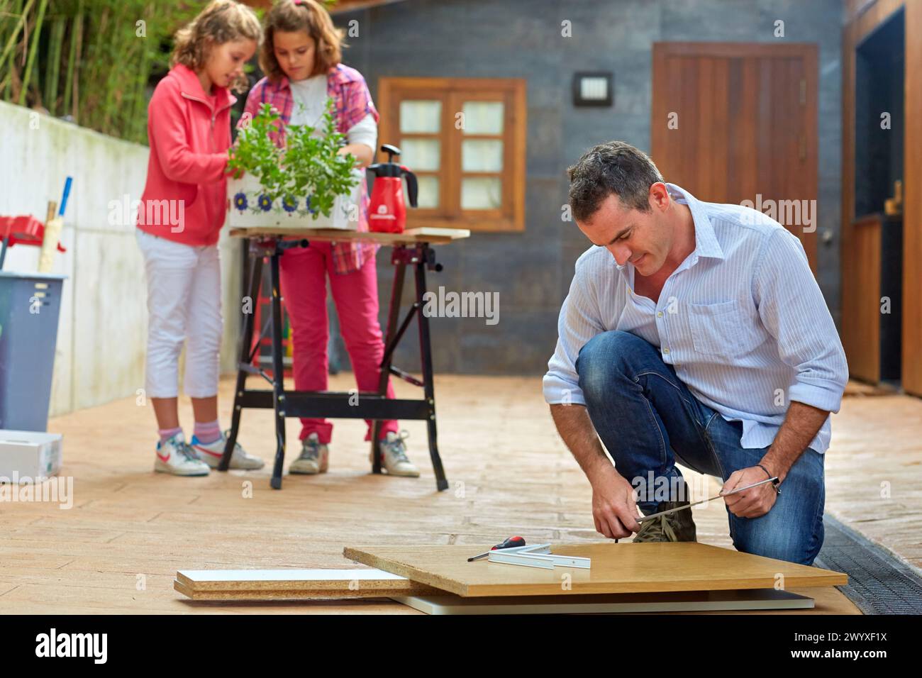 Child using tape measure hi-res stock photography and images - Alamy