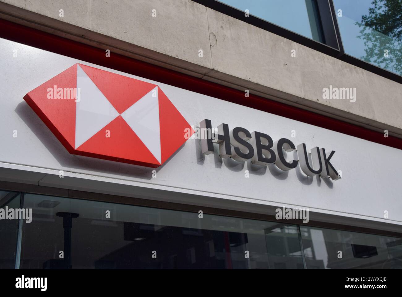 London, UK. 8th April 2024. Exterior view of an HSBC bank branch in ...