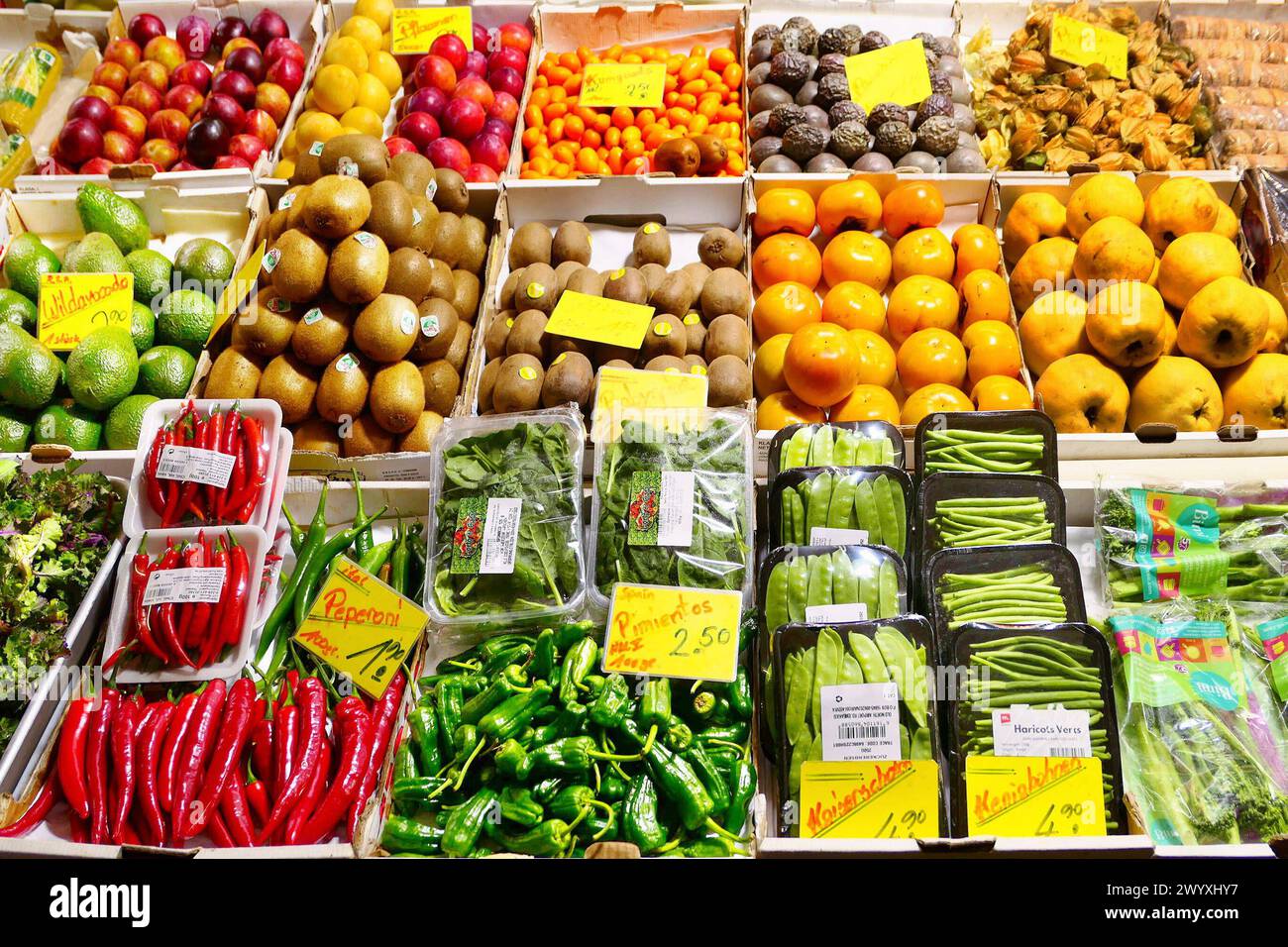 Obst und Gemüseverkaufsstand - gesehen in der Markthalle Hannover am 05 ...
