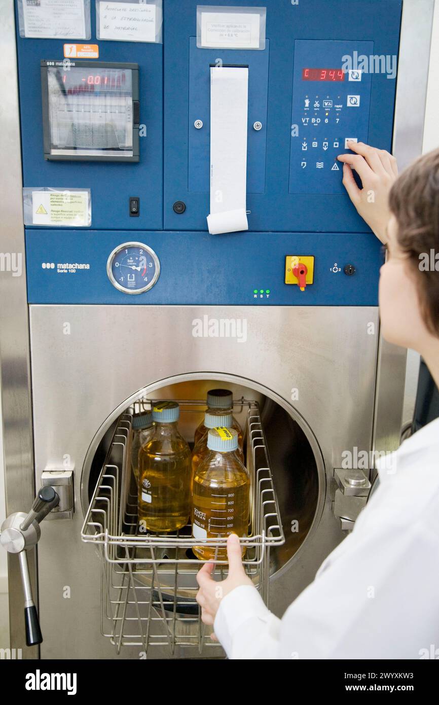 Autoclave laboratorio hi-res stock photography and images - Alamy