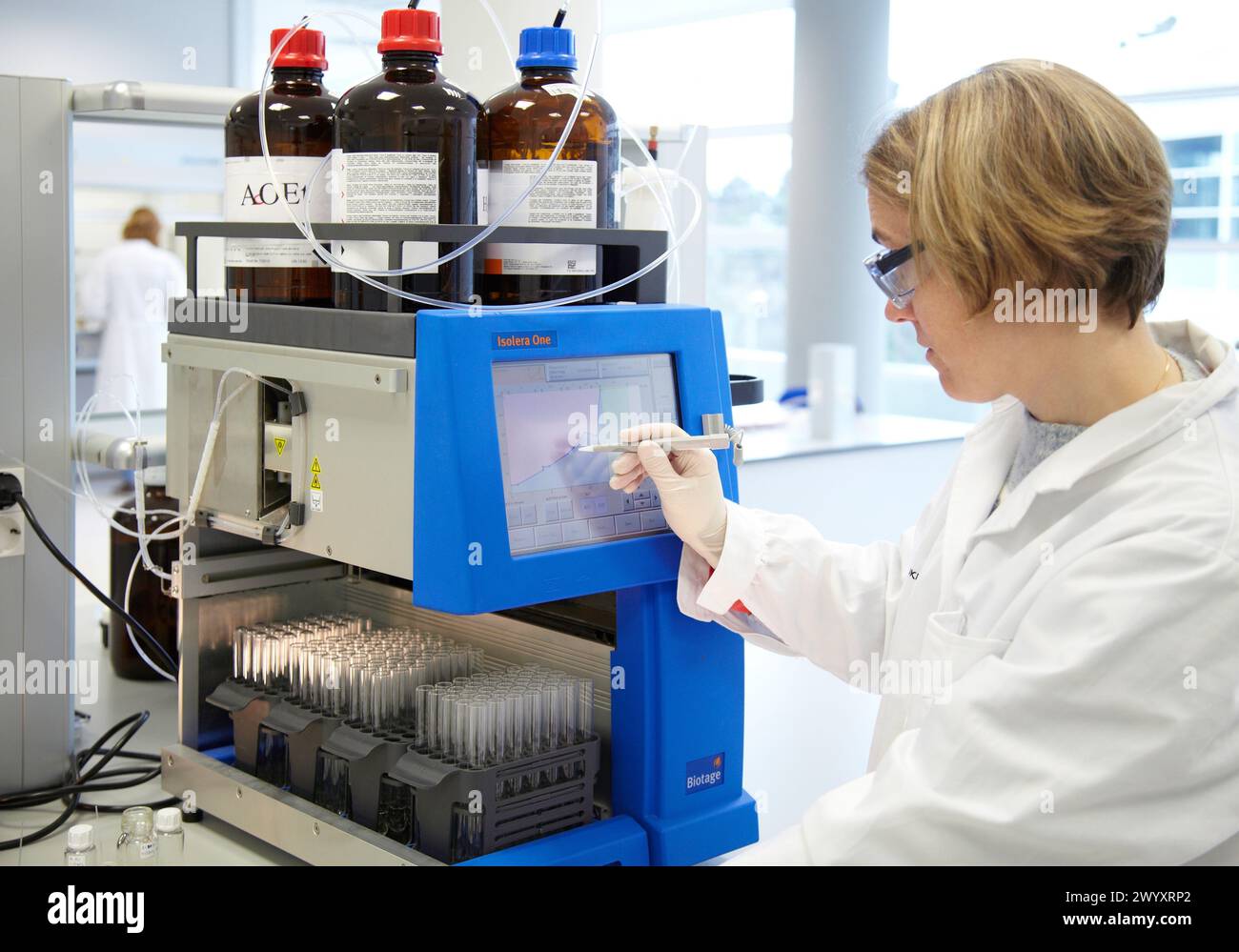Graphs on screen in lab hi-res stock photography and images - Alamy