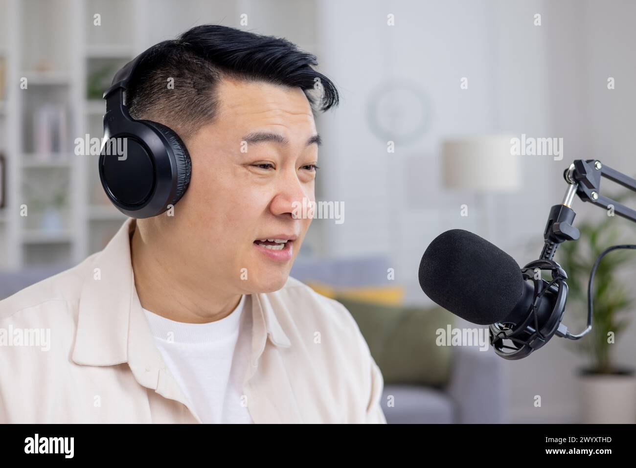 Vocal tutorial hi-res stock photography and images - Alamy