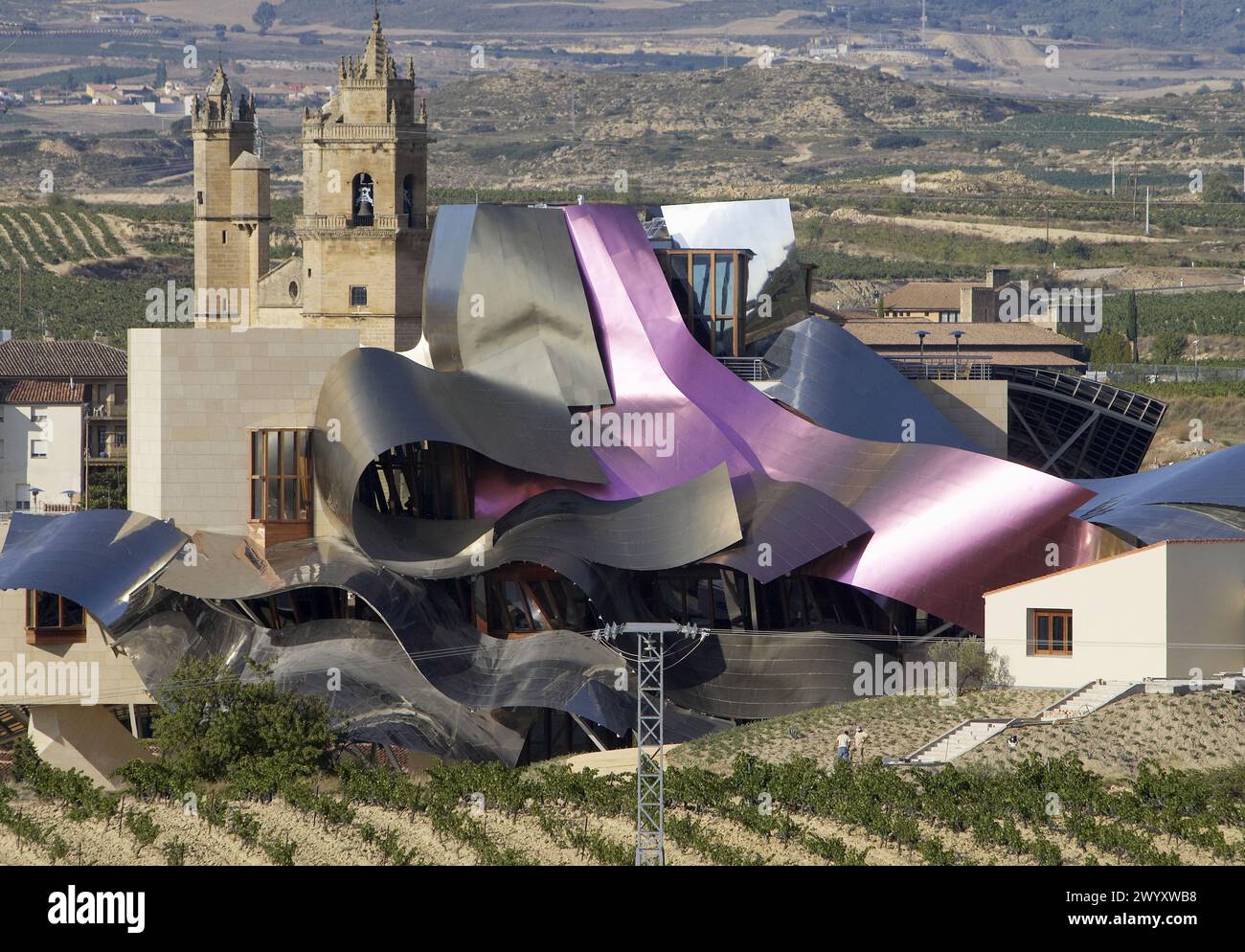 Ciudad del Vino, Herederos de Marques de Riscal winery building by ...
