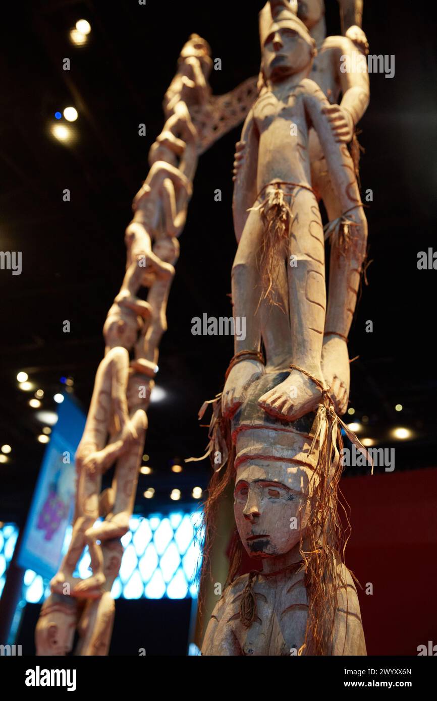Prestige: Poteau bisj. Ancestor pole. Asmat. Indonesia. S.XX. Musée du ...