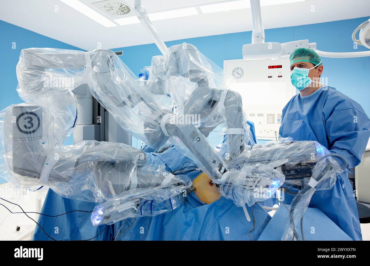 Da vinci surgery system hi-res stock photography and images - Alamy