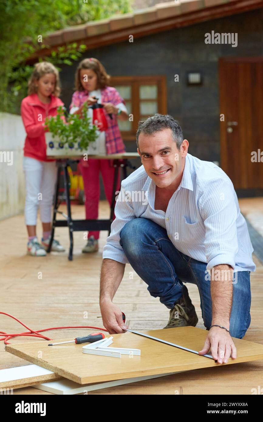 Child using tape measure hi-res stock photography and images - Alamy