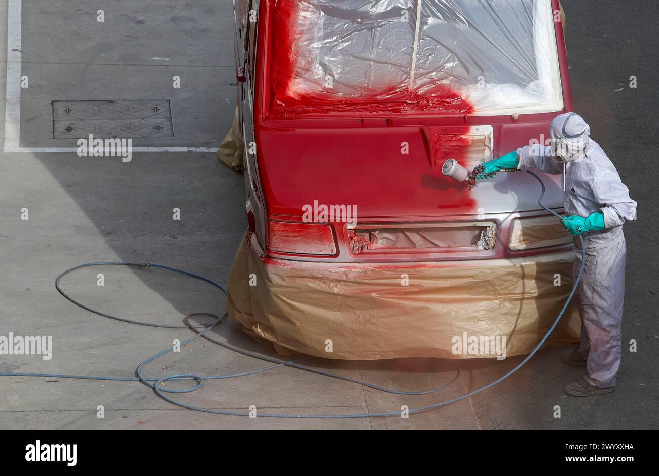 Painting bodywork with spray gun Stock Photo - Alamy