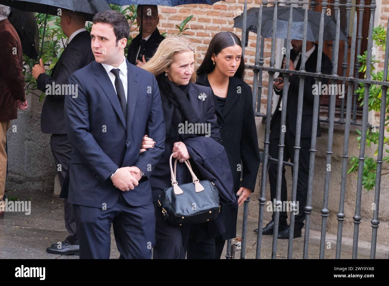 Elena de Borbón and Victoria Federica de Marichalar leave the Mass ...