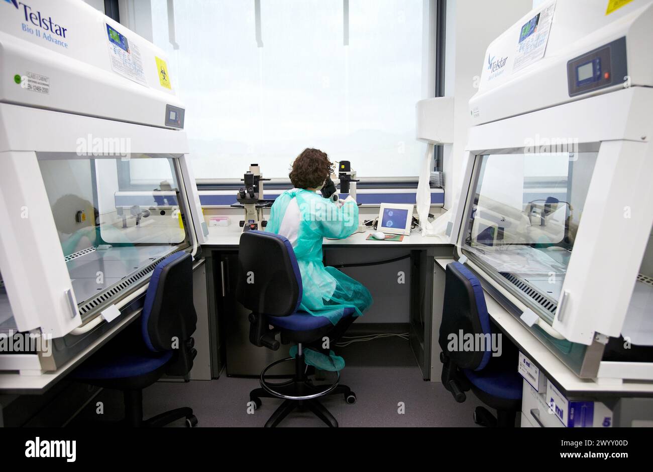 Inverted microscopes hi-res stock photography and images - Alamy