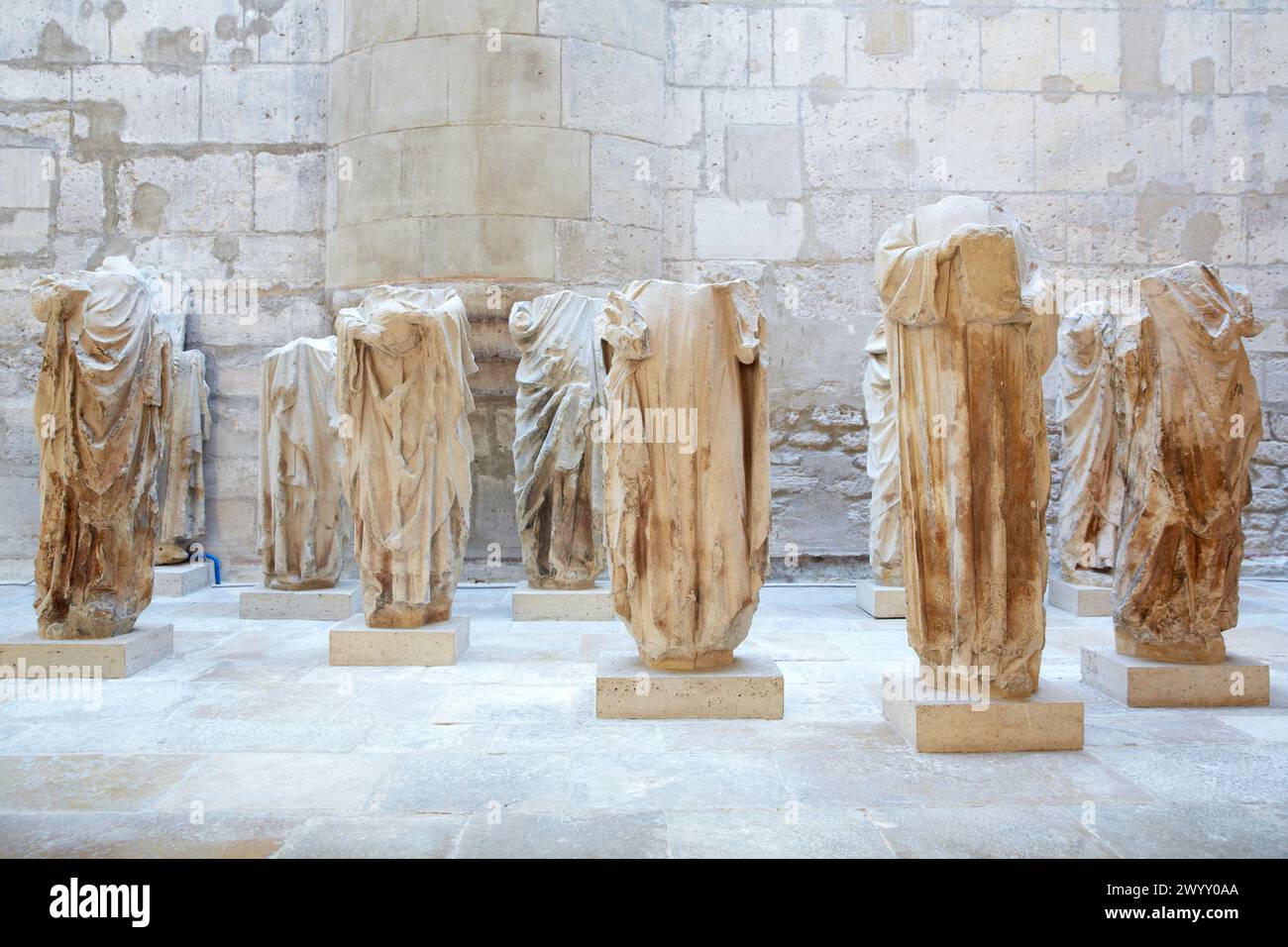 Atelier de Pierre de Montreuil. Statues acéphales. Acephalous Statues ...
