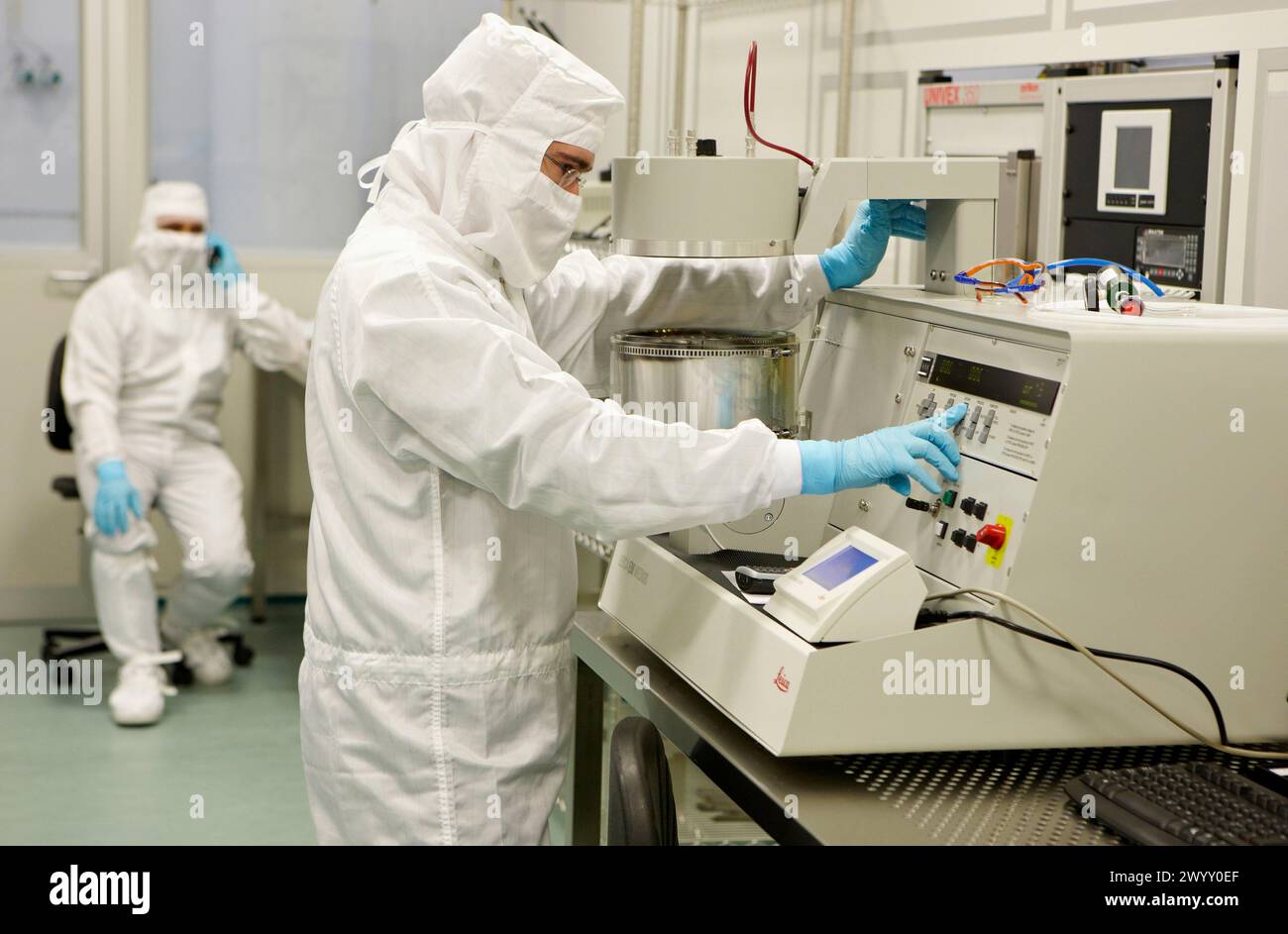 Configuring the sputter system, deposition bay, cleanroom, CIC nanoGUNE ...