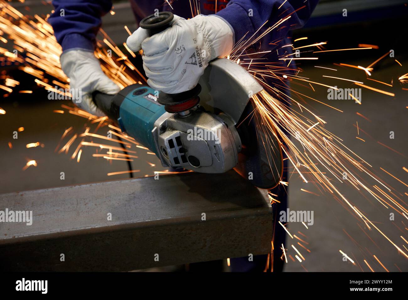 Cutting square hollow steel section, grinding machine with abrasive ...