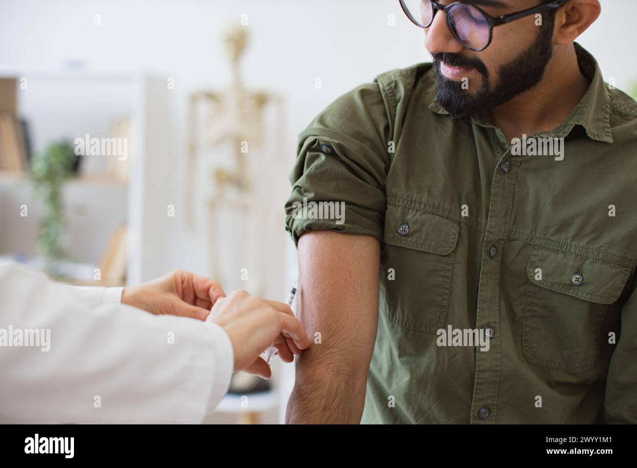 Indian woman doctor giving injection hi-res stock photography and ...
