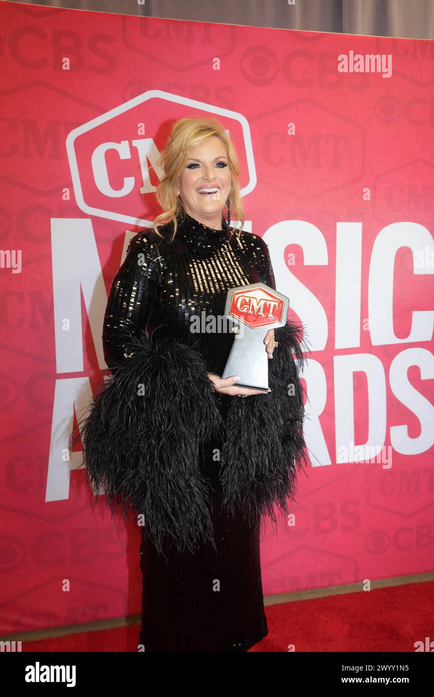 Country singer TRISHA YEARWOOD celebrates her award at the winner's ...
