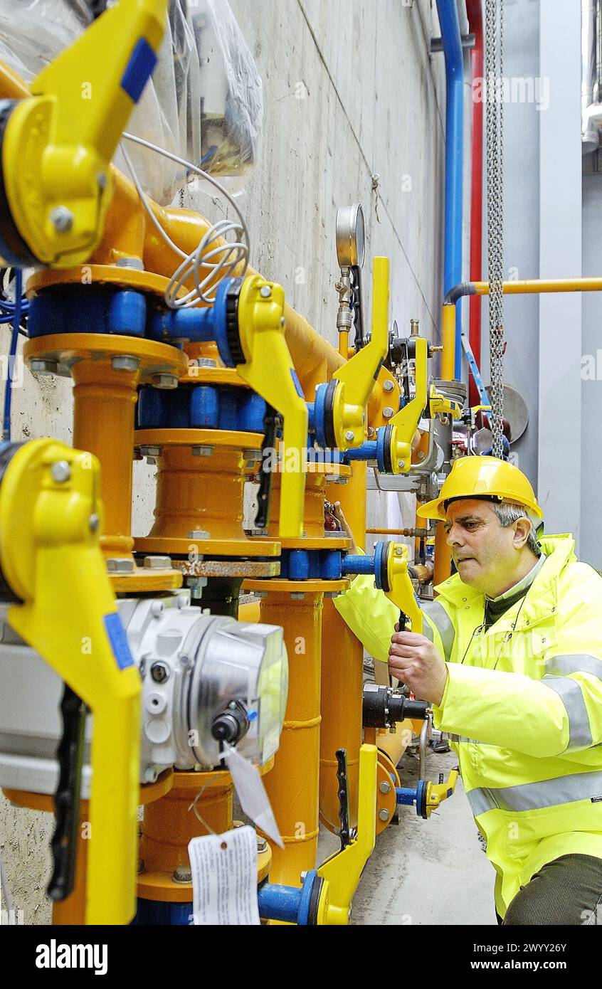 Pump operators hi-res stock photography and images - Alamy