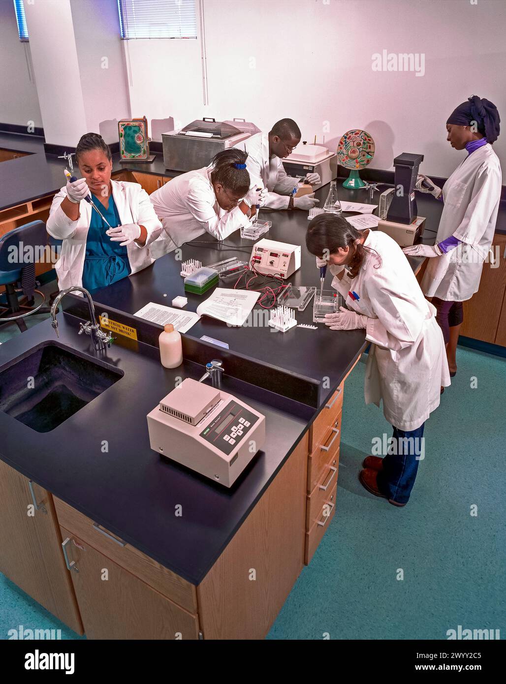 Students science experiment white coats hi-res stock photography and ...