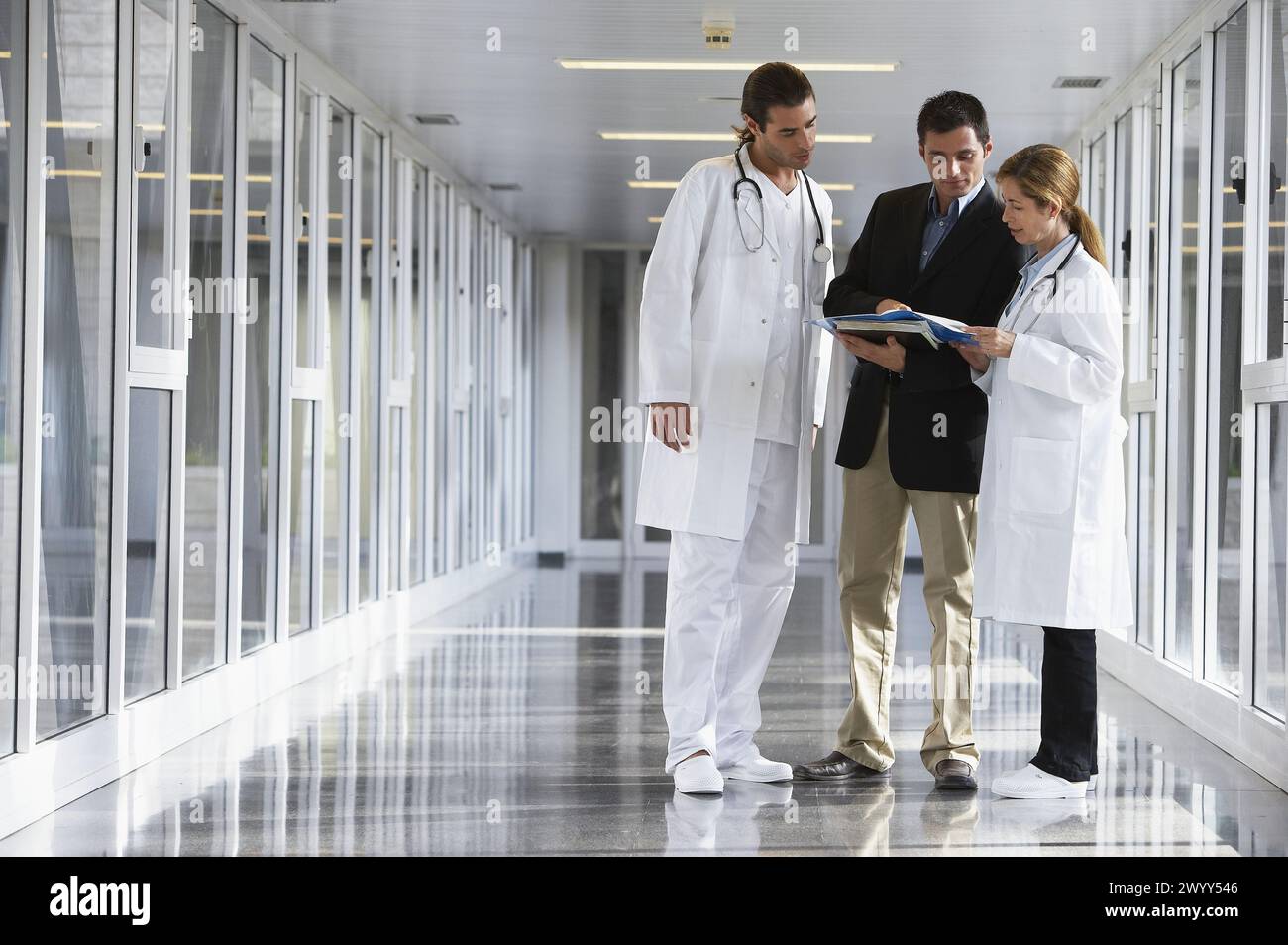 Doctors team consult hi-res stock photography and images - Alamy
