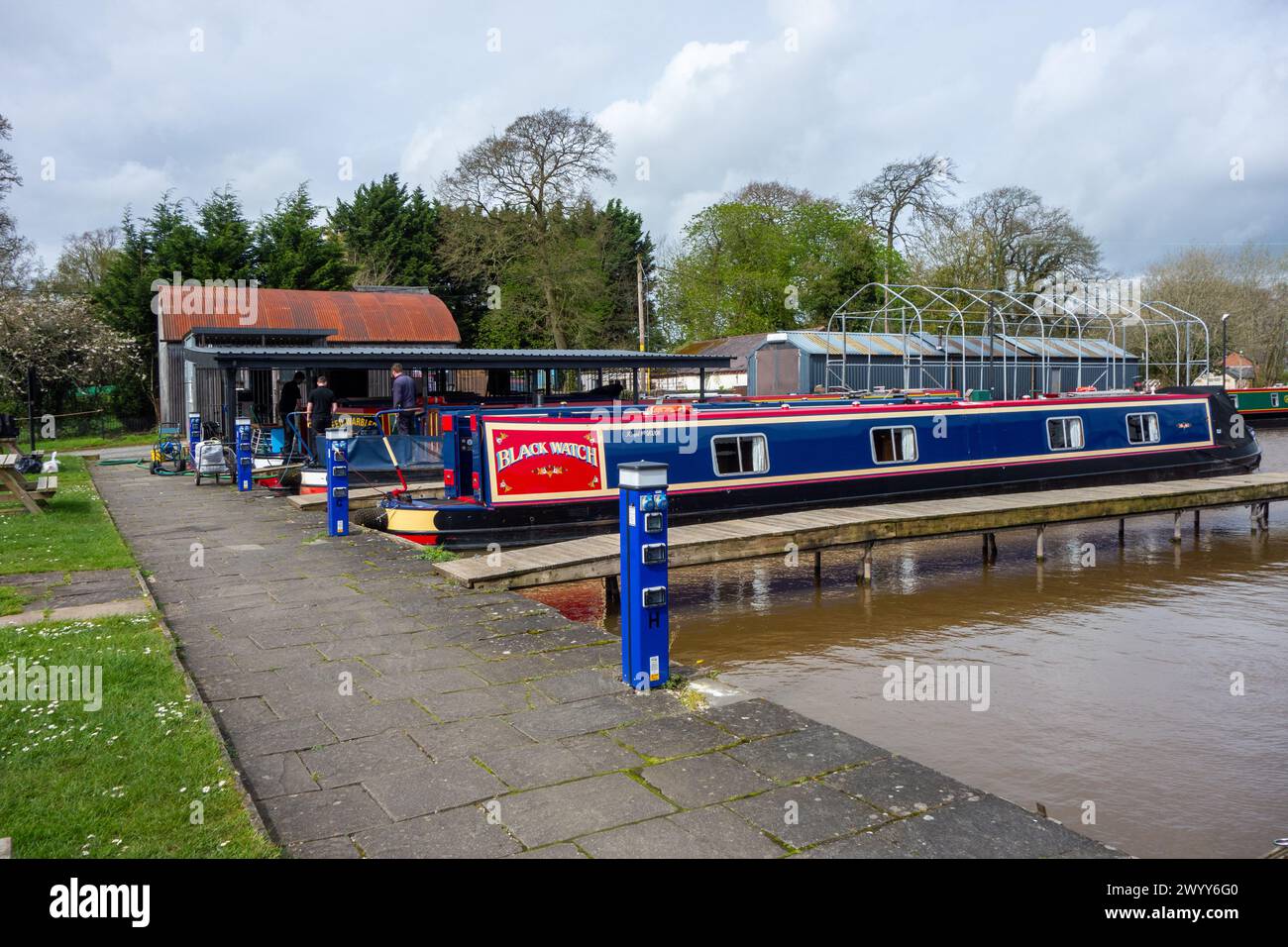 Mooring narrowboats hi-res stock photography and images - Alamy