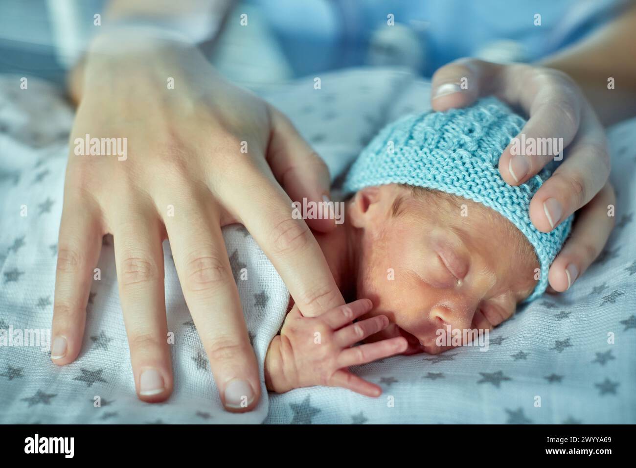Hospitalized baby, Neonatal pediatrics, Medical care, Neonate Intensive ...