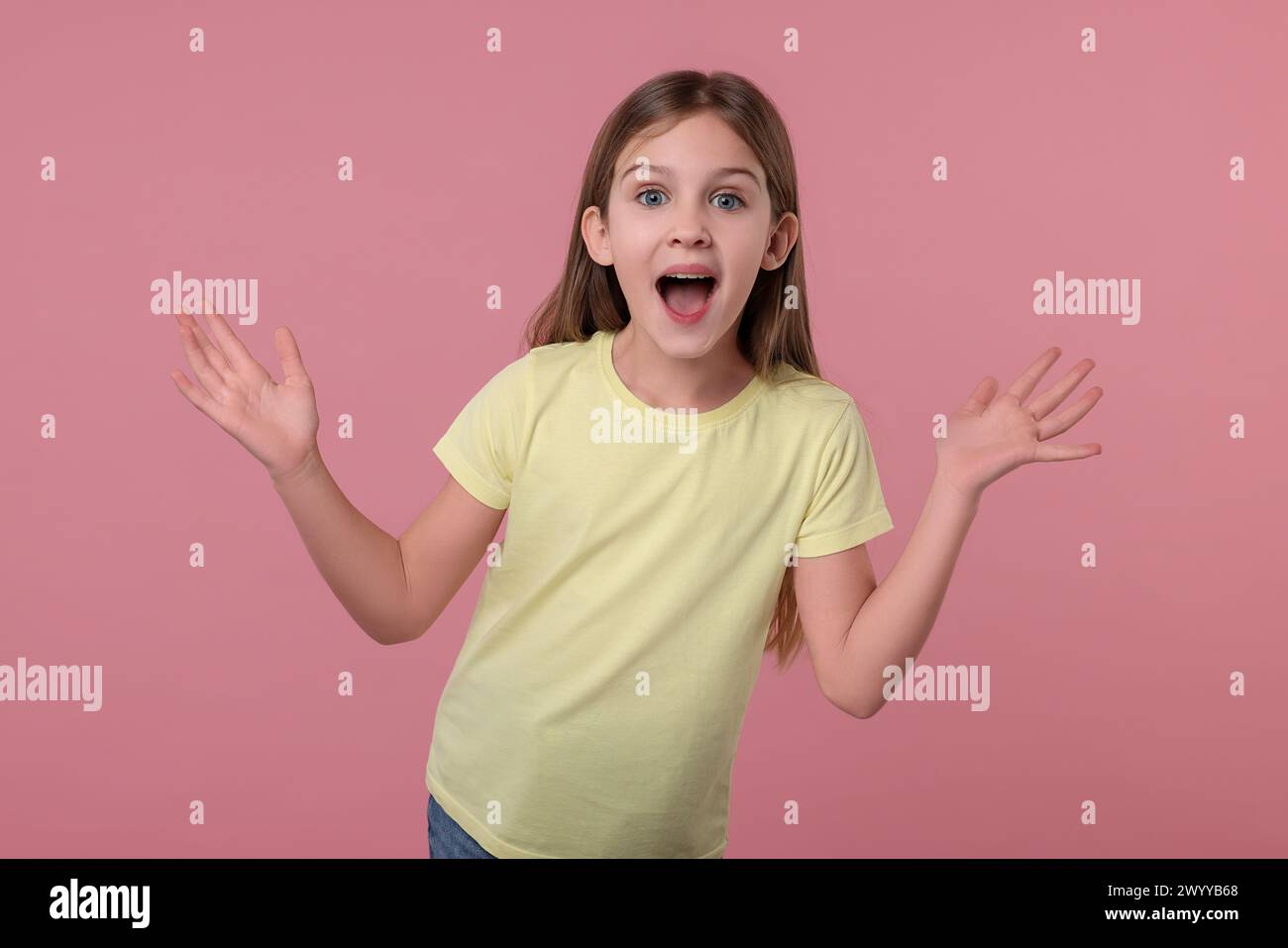 Tween girl face surprised hi-res stock photography and images - Alamy