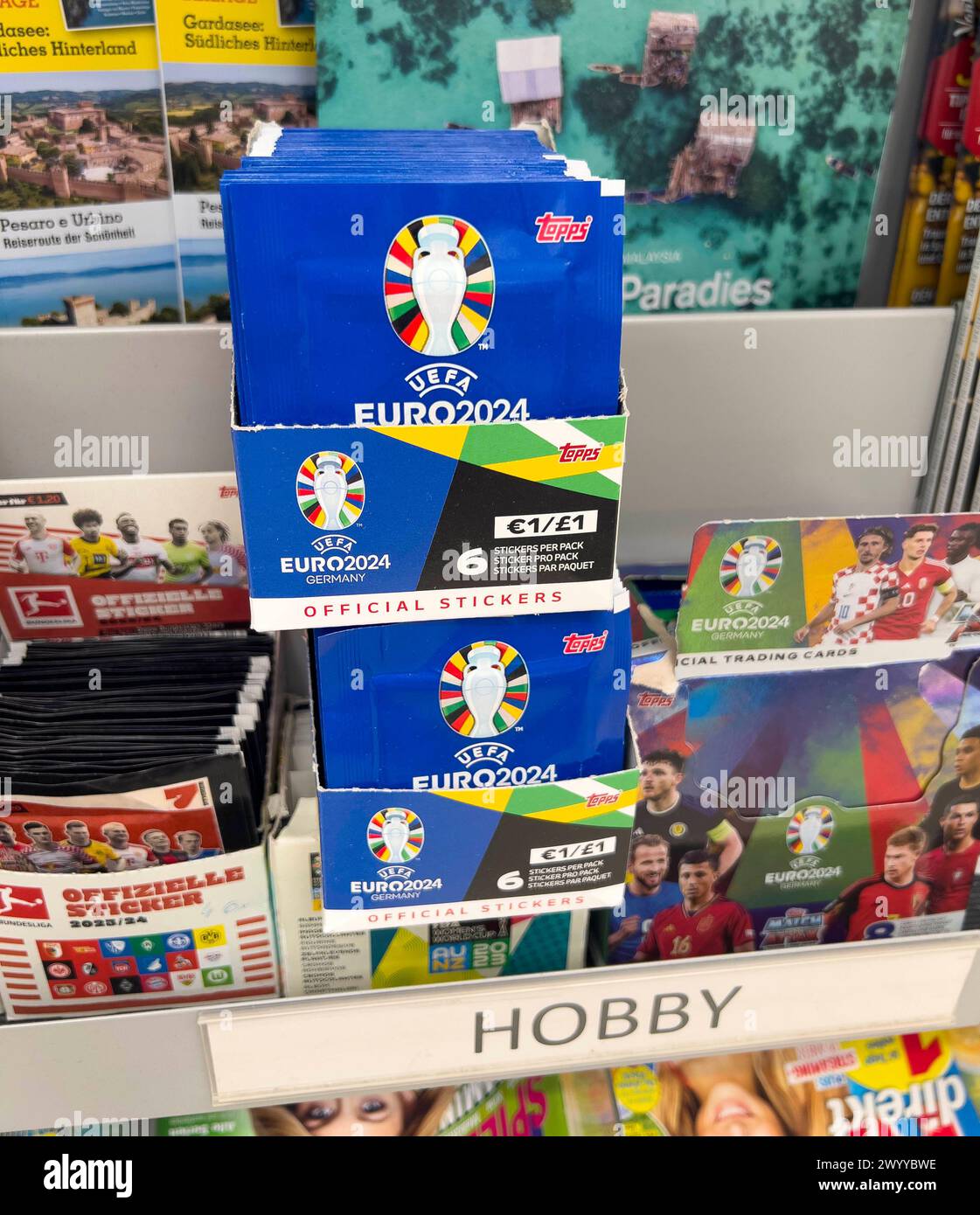 08.04.2024, im Zeitschriftenregal eines Supermarktes in Bayern stehen ...