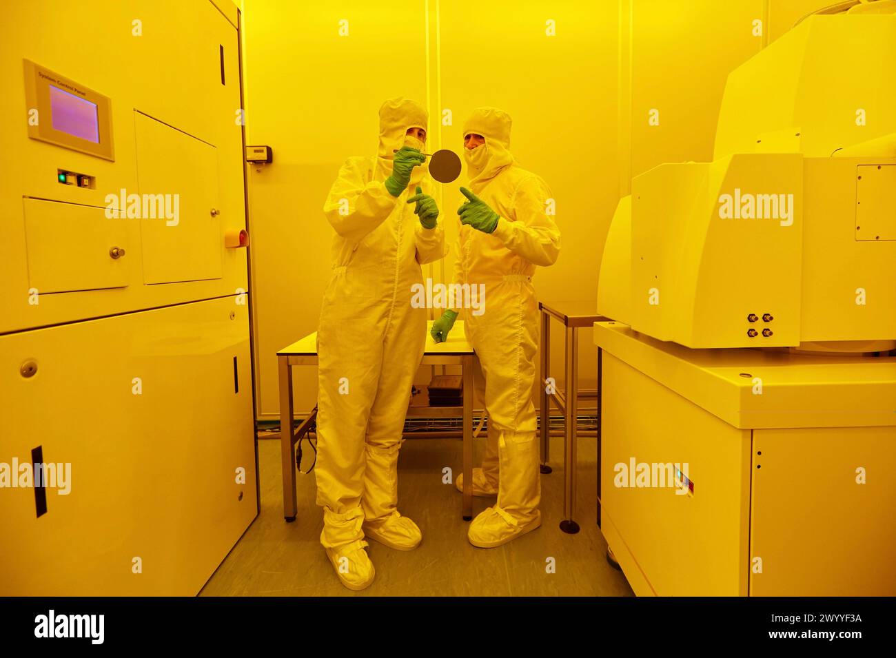 Cleanrooms laboratory hi-res stock photography and images - Alamy