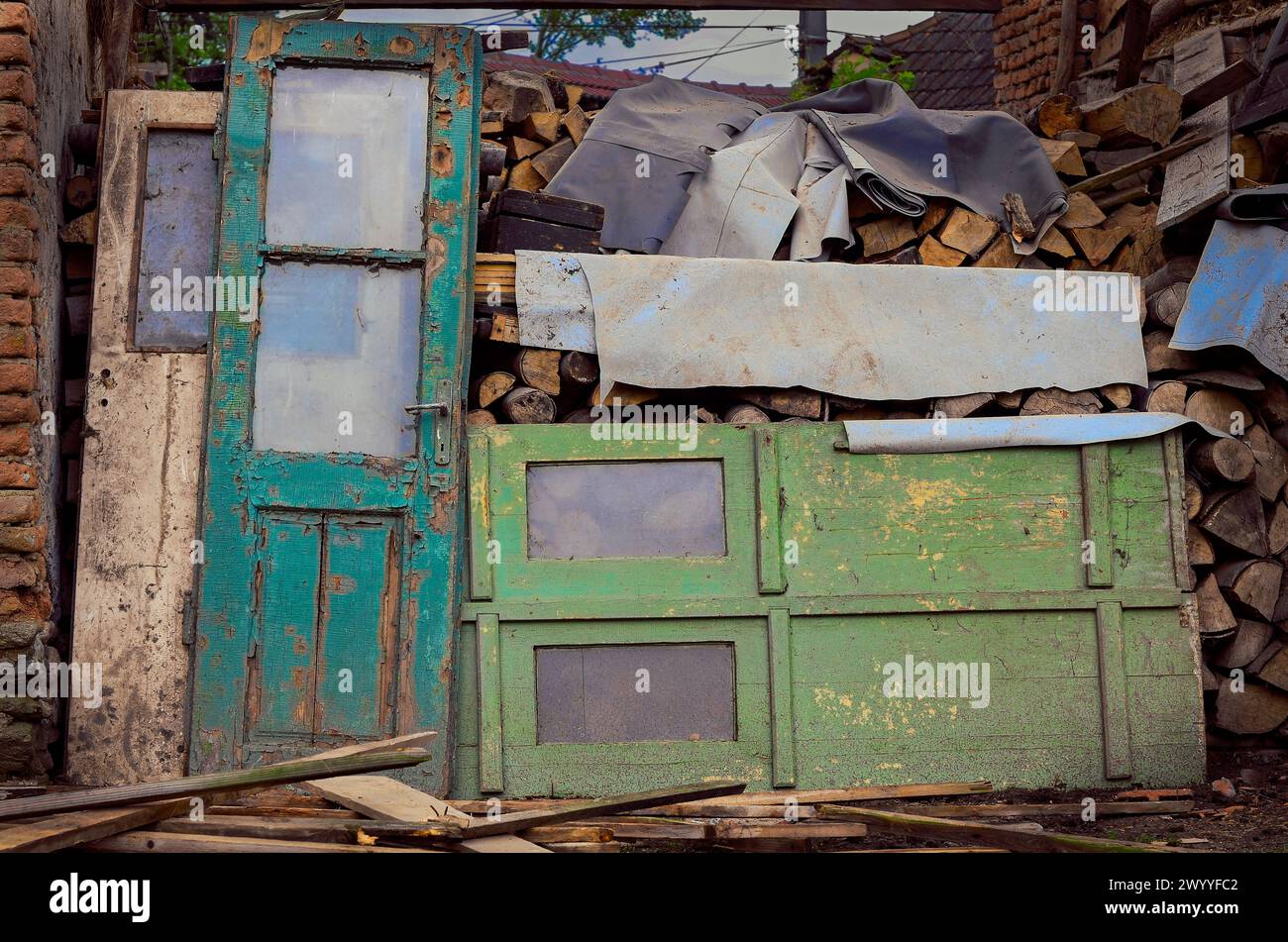 Rotten wooden windows hi-res stock photography and images - Alamy
