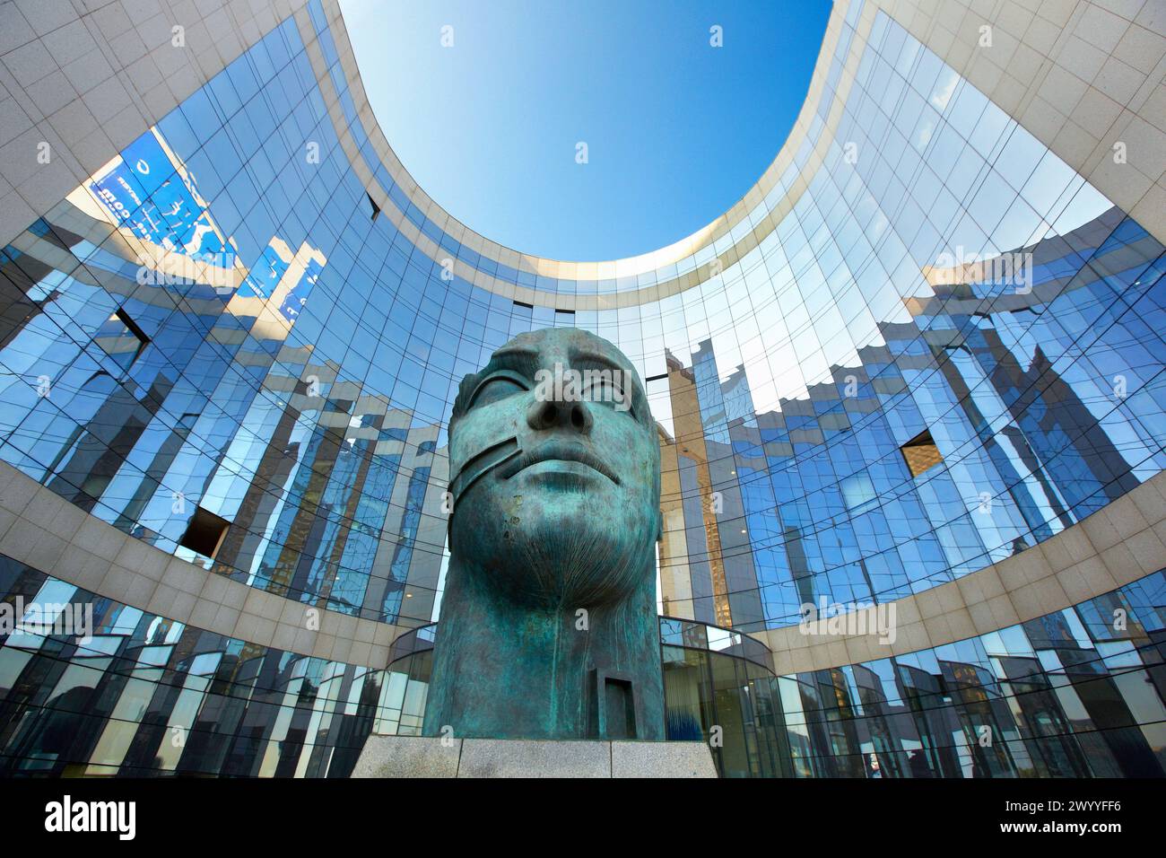 "Tête Monumentale sculpture by Igor Mitoraj. KPMG building. La Defense ...