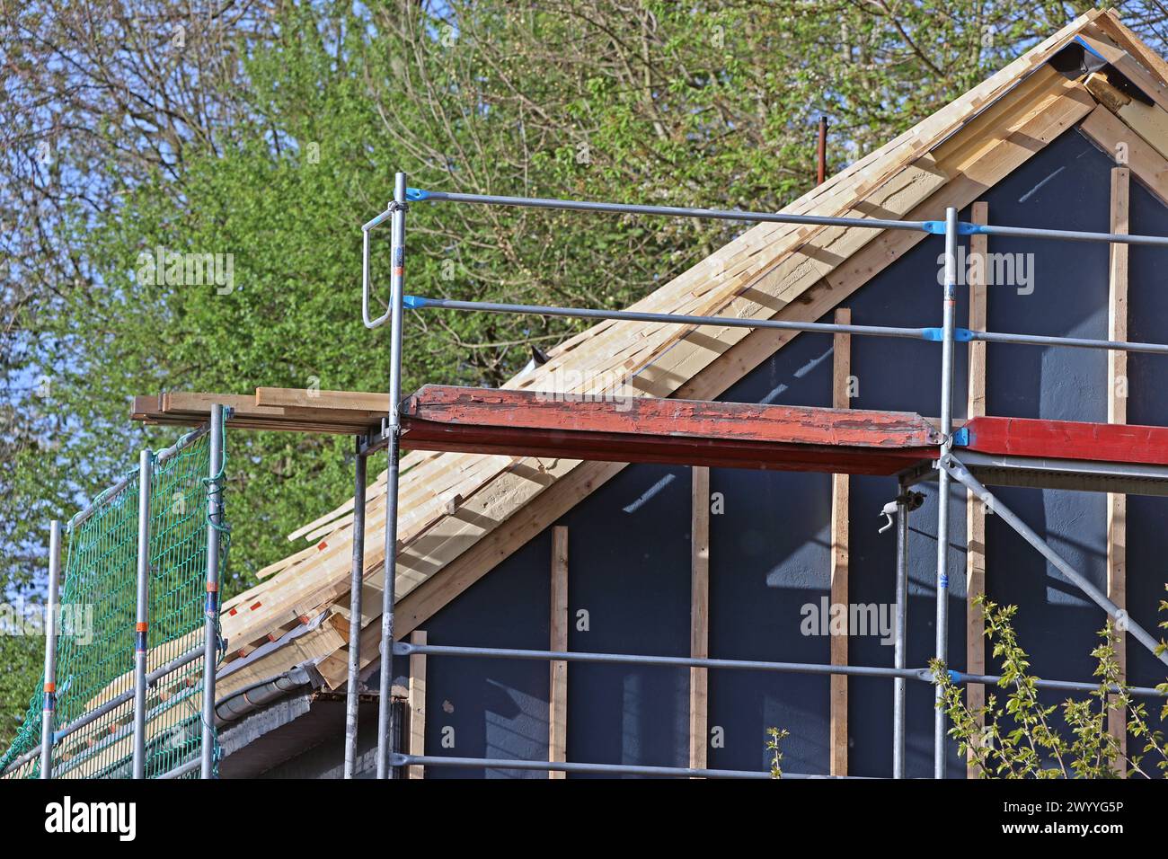Dacharbeiten an alten Häusern Ein Dach wird von Dachdeckern neu eingedeckt. *** Roof work on old ...