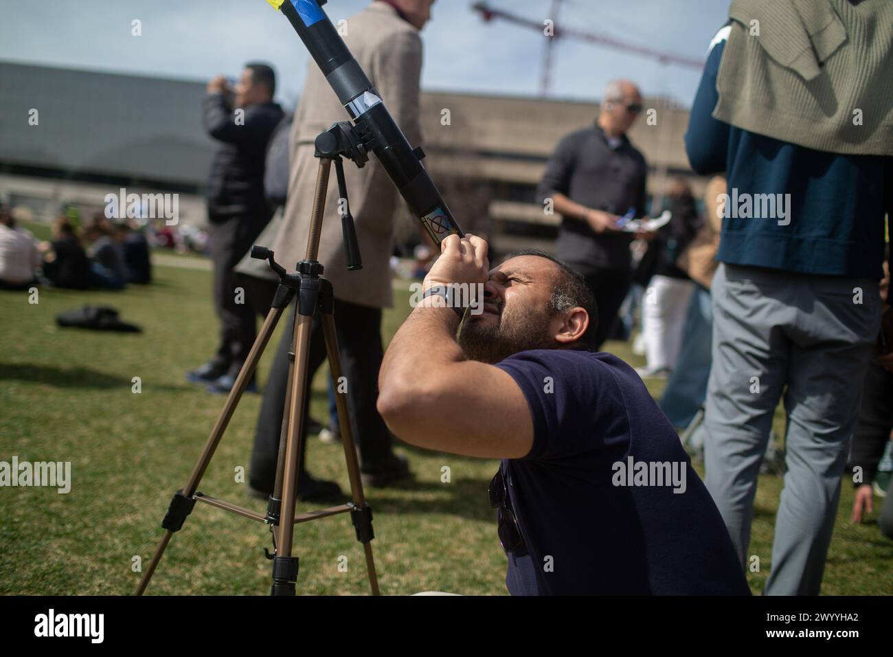 Cambridge, USA. 08th Apr, 2024. People crowd around telescopes at the ...