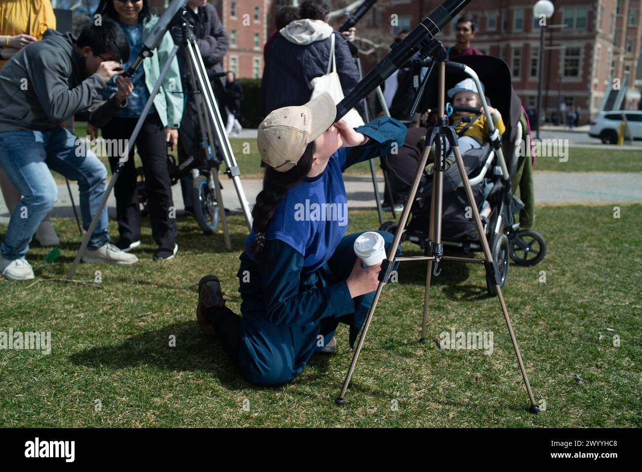 Total eclipse 2024 crowd hi-res stock photography and images - Alamy