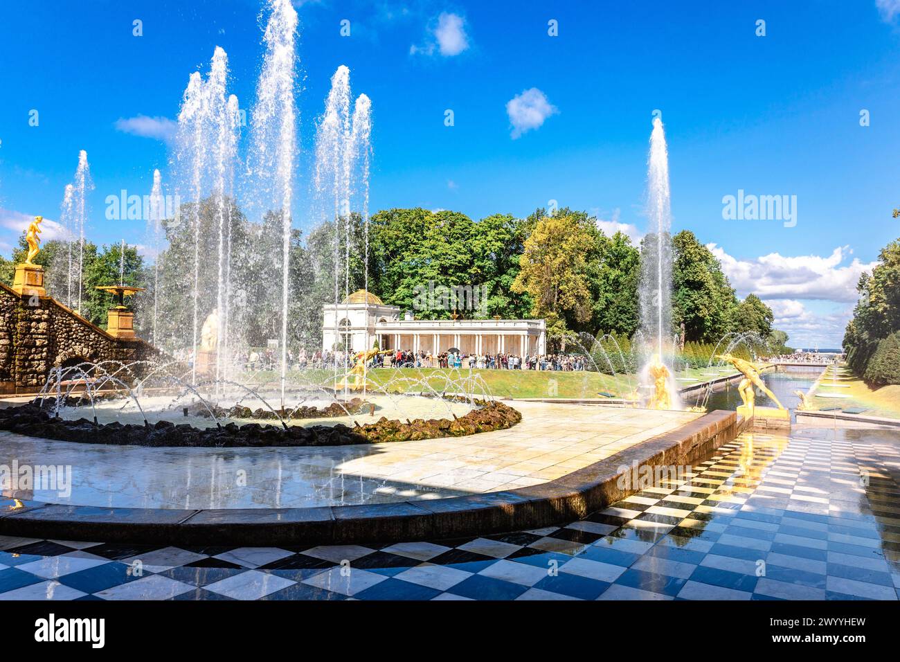 Fountain samson from royal petrodvorets hi-res stock photography and ...