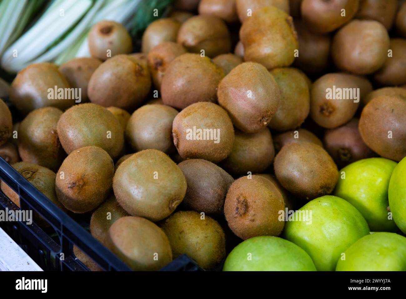 Fresh kiwi fruit in boxes on display at market Stock Photo - Alamy