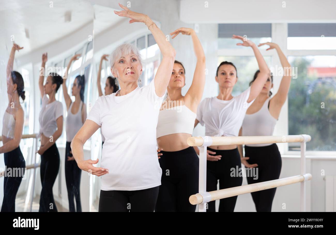 Fourth position ballet hi-res stock photography and images - Alamy