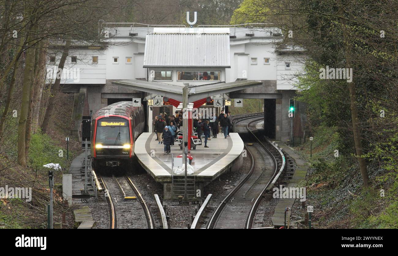 Eine U-Bahn der Linie U3 in Richtung Hauptbahnhof-Süd steht im U ...